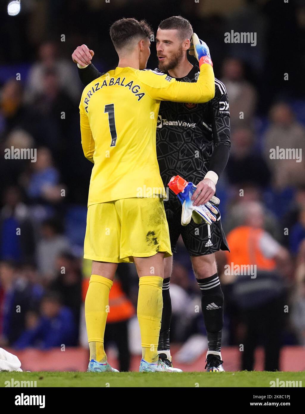 Manchester United goalkeeper David de Gea (right) and Chelsea ...