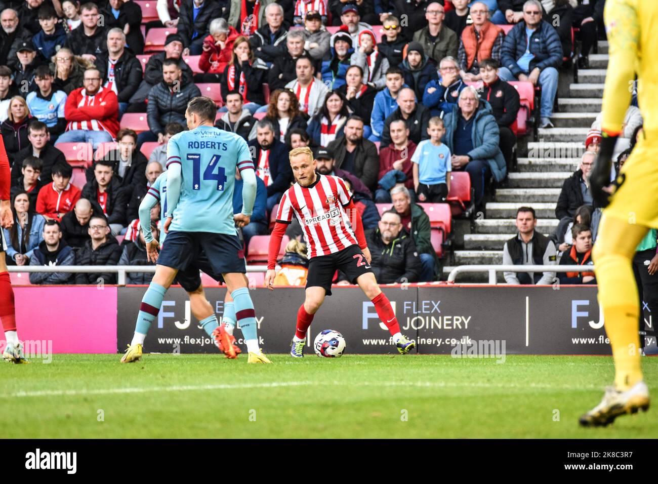 Sunderland AFC midfielder Alex Pritchard takes on the Burnley FC ...