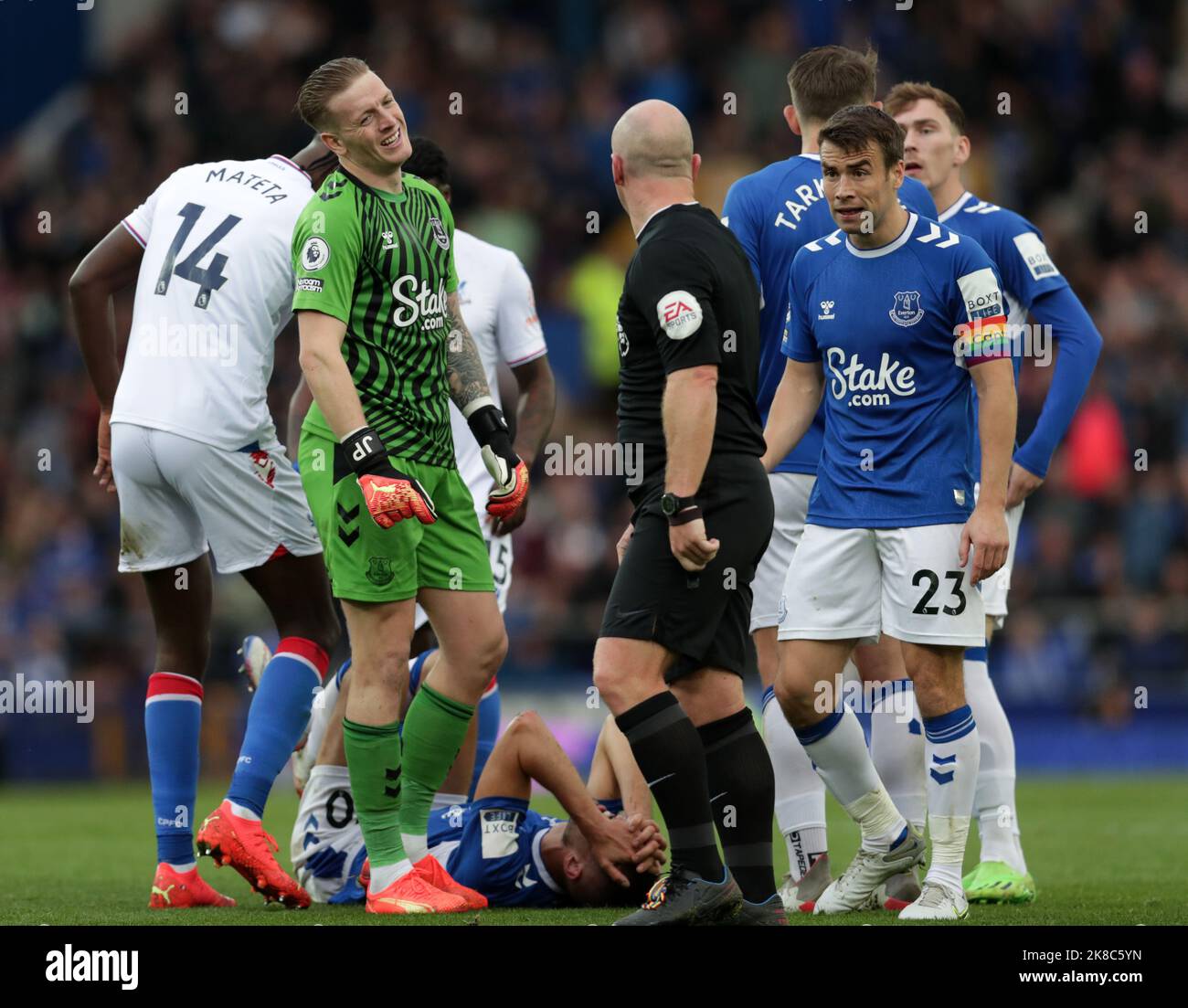 Jordan pickford seamus coleman 2022 hi-res stock photography and images ...