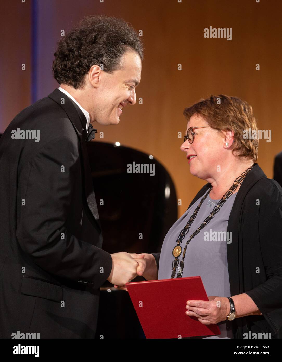 Kissin pianist hi-res stock photography and images - Alamy