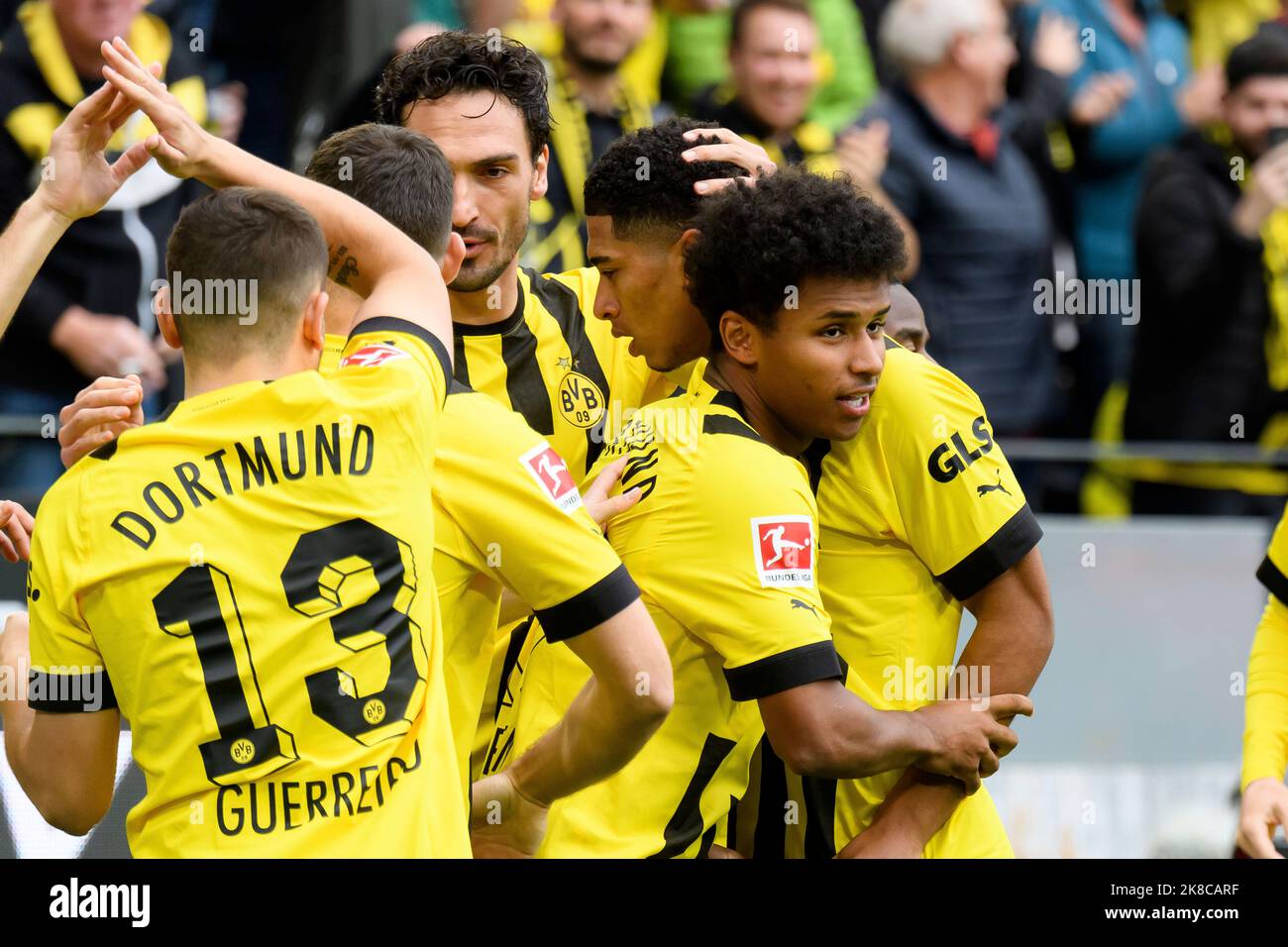 goal scorer Jude BELLINGHAM (DO) cheers with his teammates about his ...