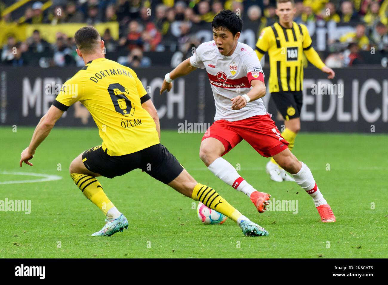 NO SALES IN JAPAN! Wataru ENDO, right, VFB Stuttgart, versus Salih OEZCAN, Borussia Dortmund ...