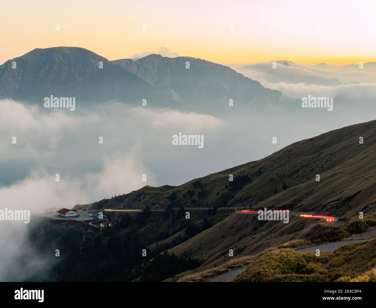 Sunset beautiful landscape of Sea of clouds over Hehuanshan at Taiwan ...