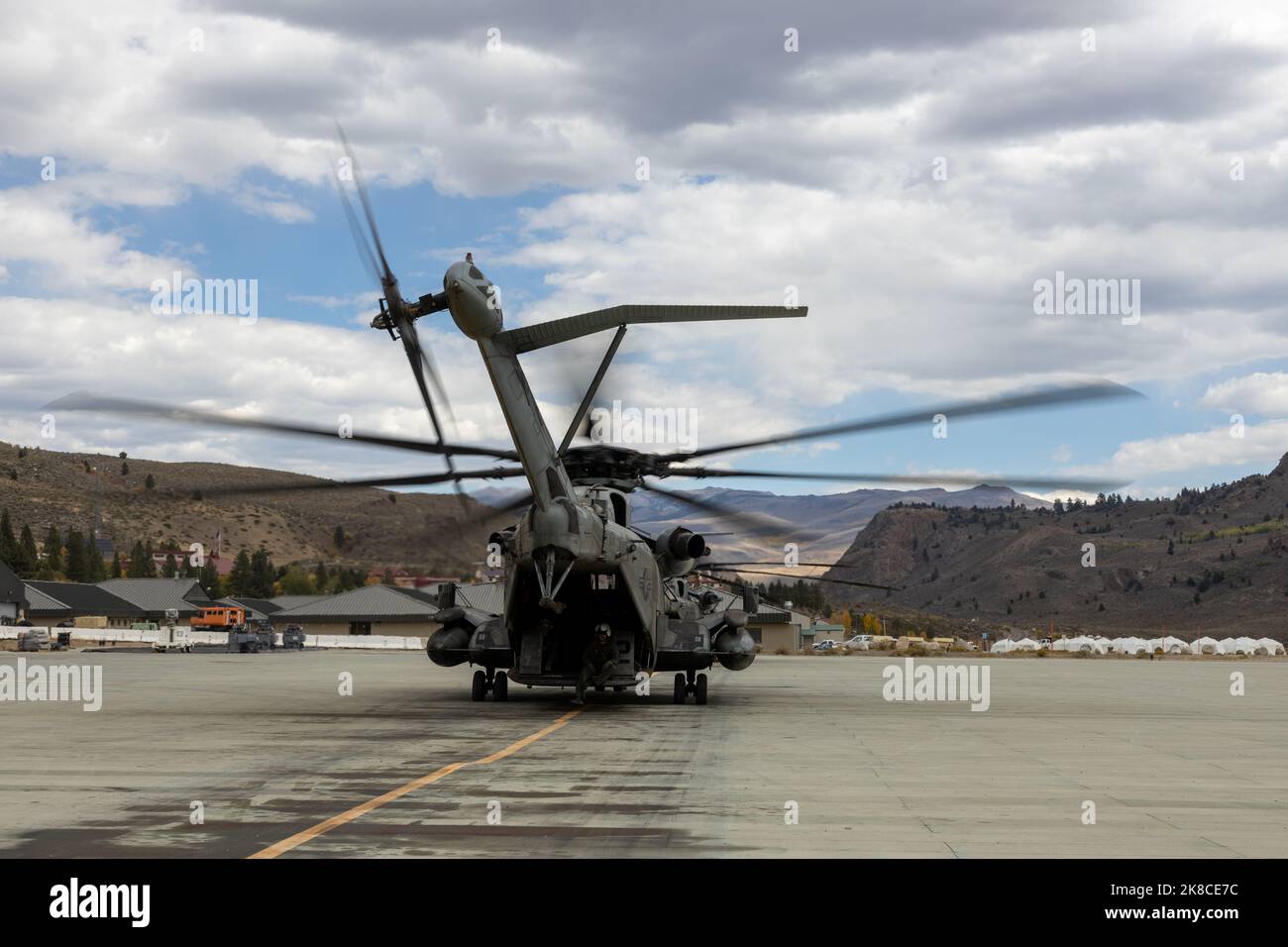 U.S. Marines with Marine Heavy Helicopter Squadron (HMH) 462, Marine ...
