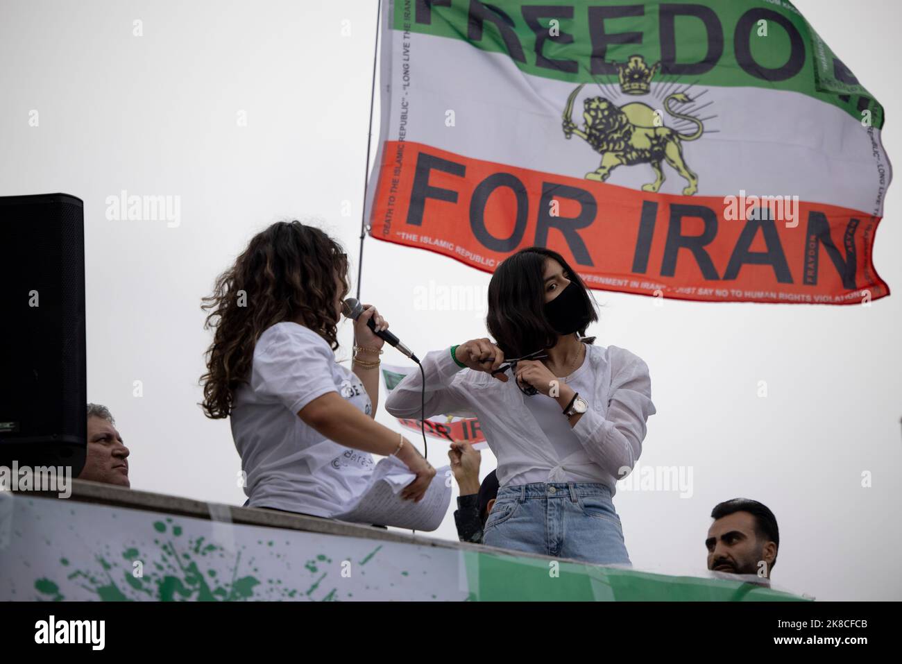 London, UK. 22nd Oct, 2022. An Iranian woman protester seen cutting her ...