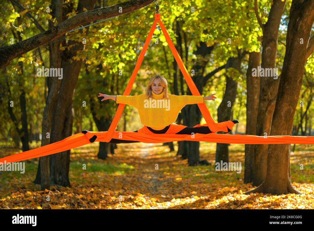 Aerial silks hi-res stock photography and images - Alamy