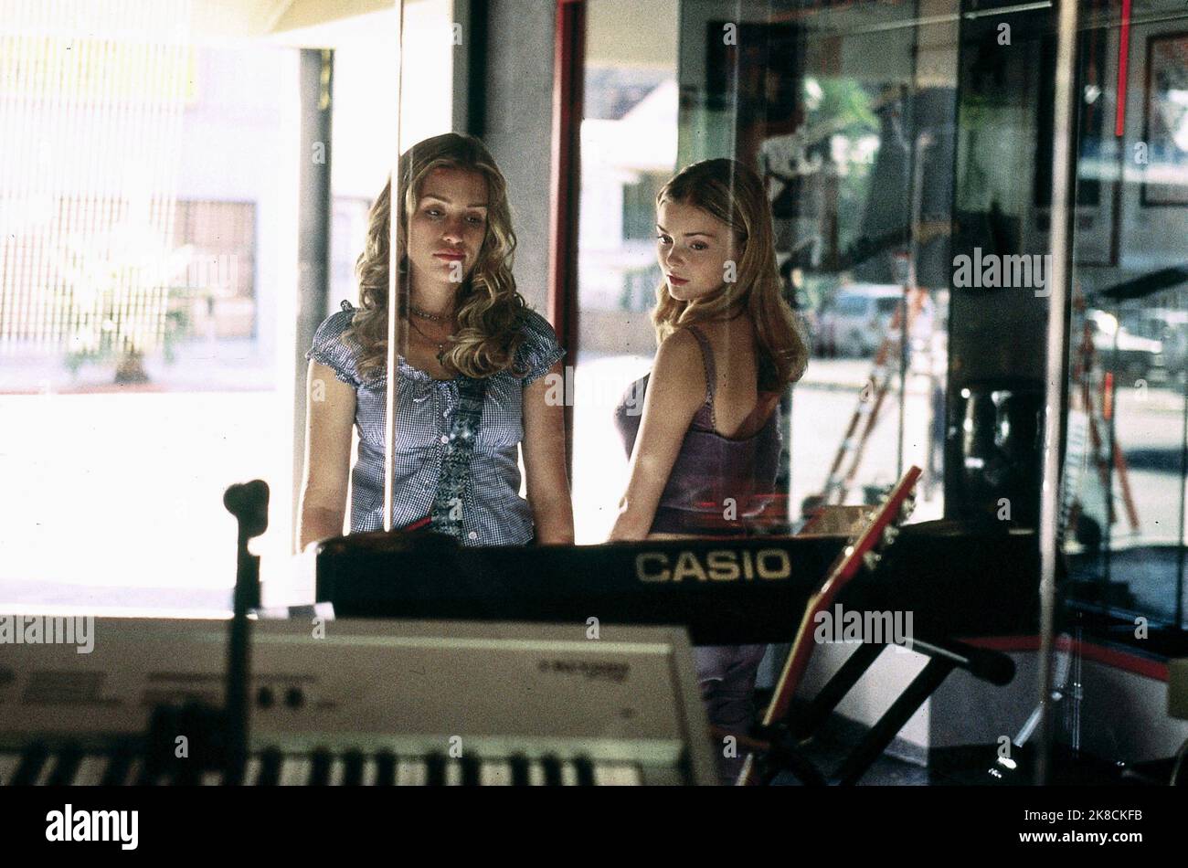 Piper Perabo & Izabella Miko Film: Coyote Ugly (2000) Characters ...