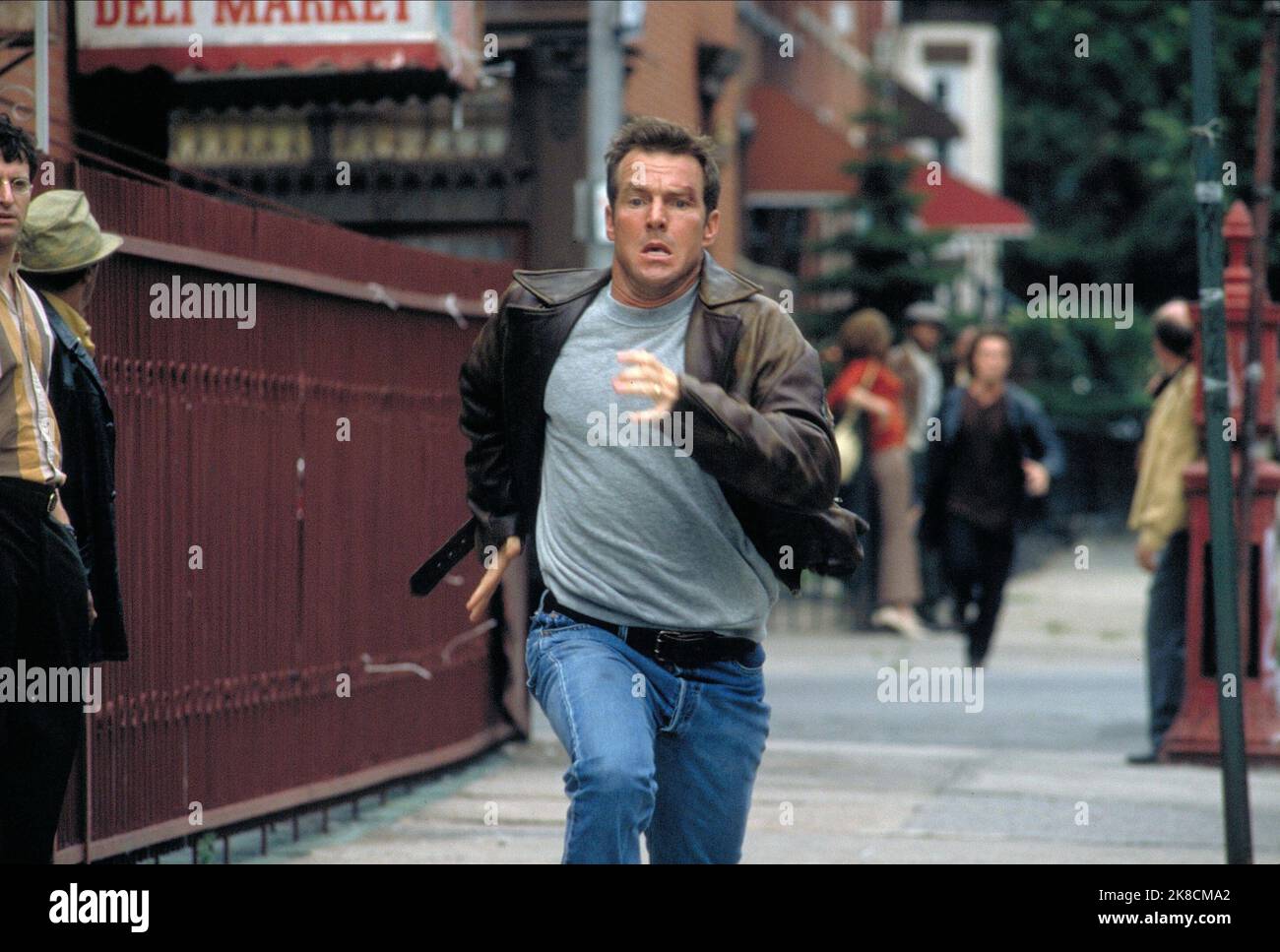 Frequency 2000 dennis quaid hi-res stock photography and images - Alamy