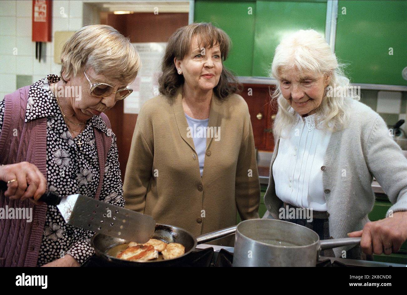 Pauline Collins Film: Mrs Caldicot'S Cabbage War (2000) Characters ...