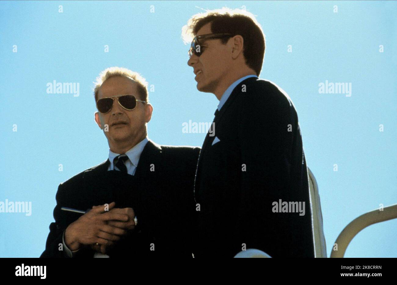 Kevin costner thirteen days film hi-res stock photography and images ...