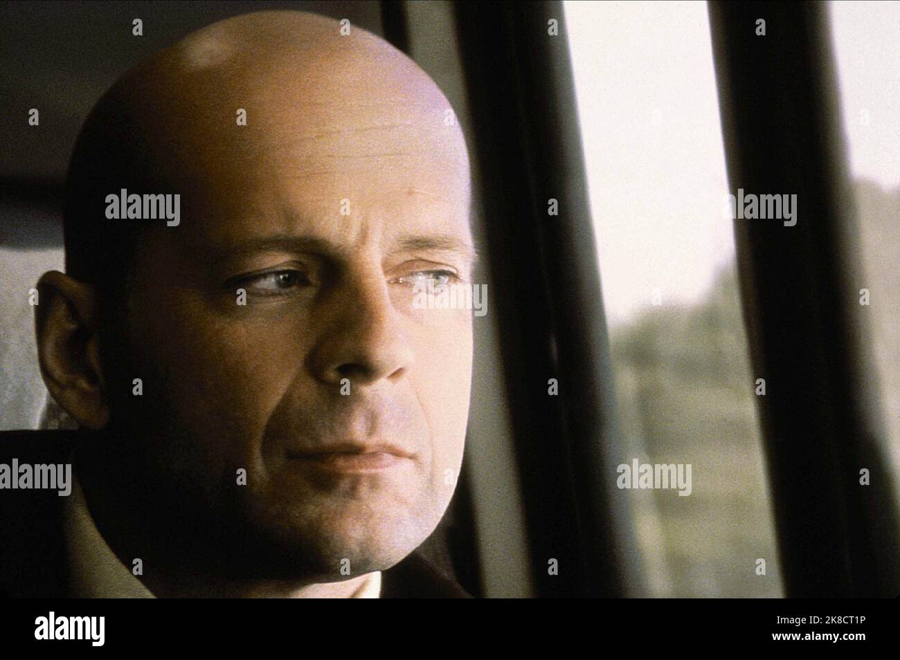 Bruce Willis Film: Unbreakable (USA 2000) Characters: David Dunn ...