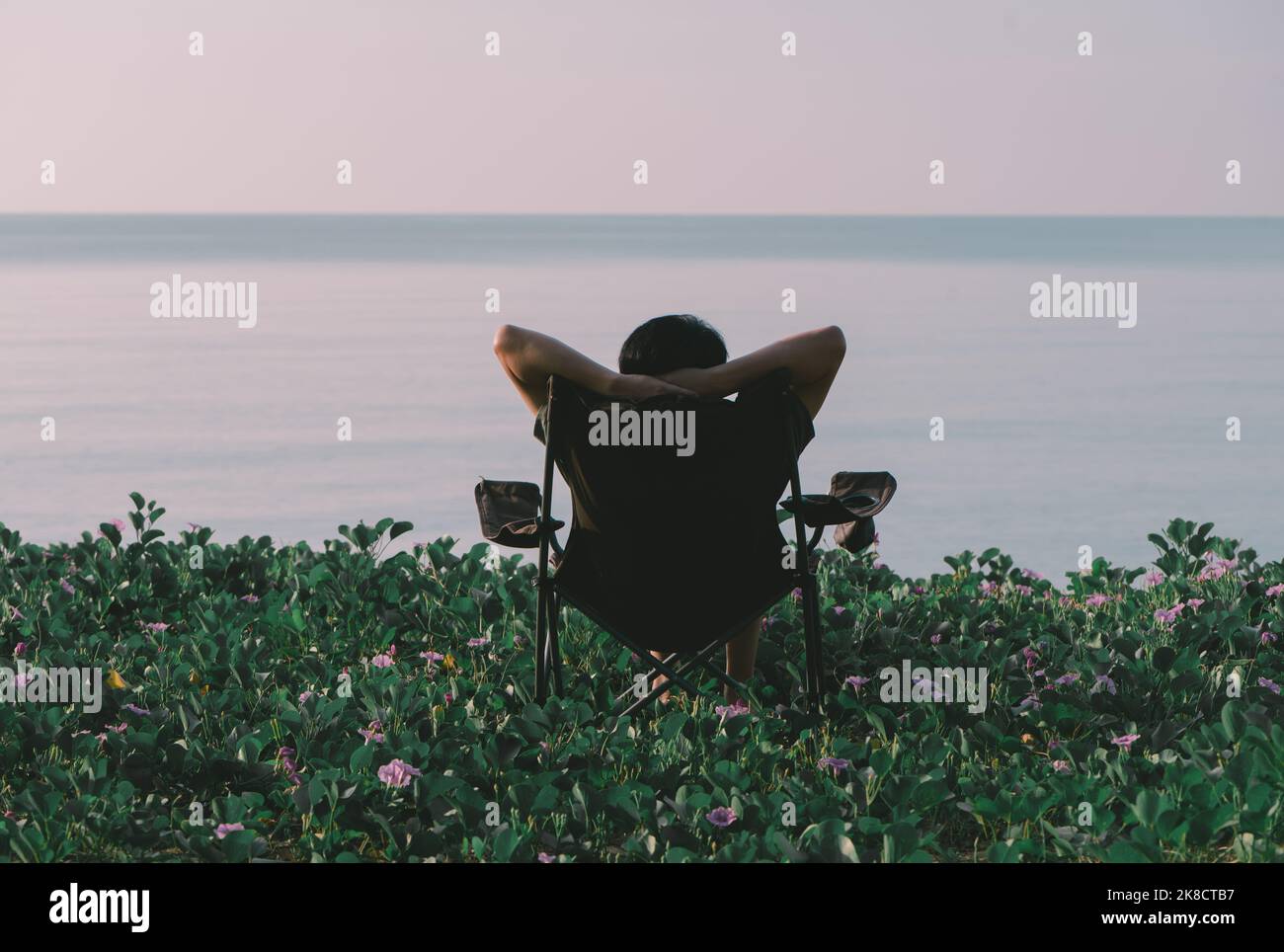 le Man relaxing on the beach, back view, healthy and vacation concept ...