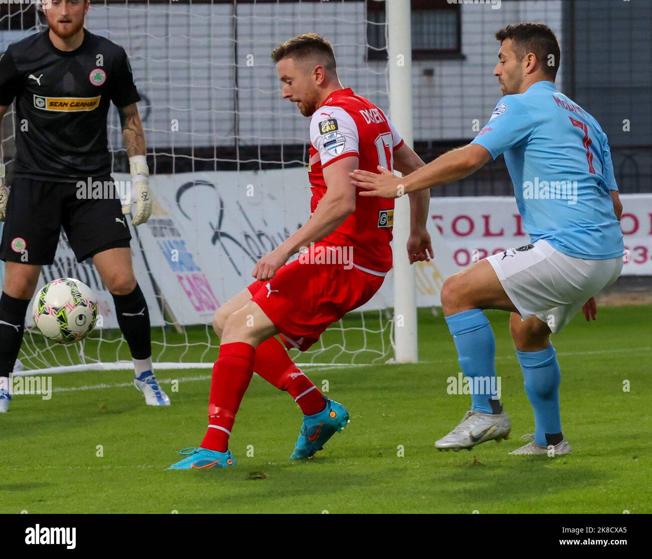 Ronan doherty cliftonville player hi-res stock photography and images ...