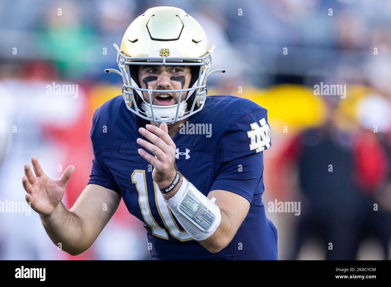 October 22, 2022: Notre Dame quarterback Drew Pyne (10) directs the ...