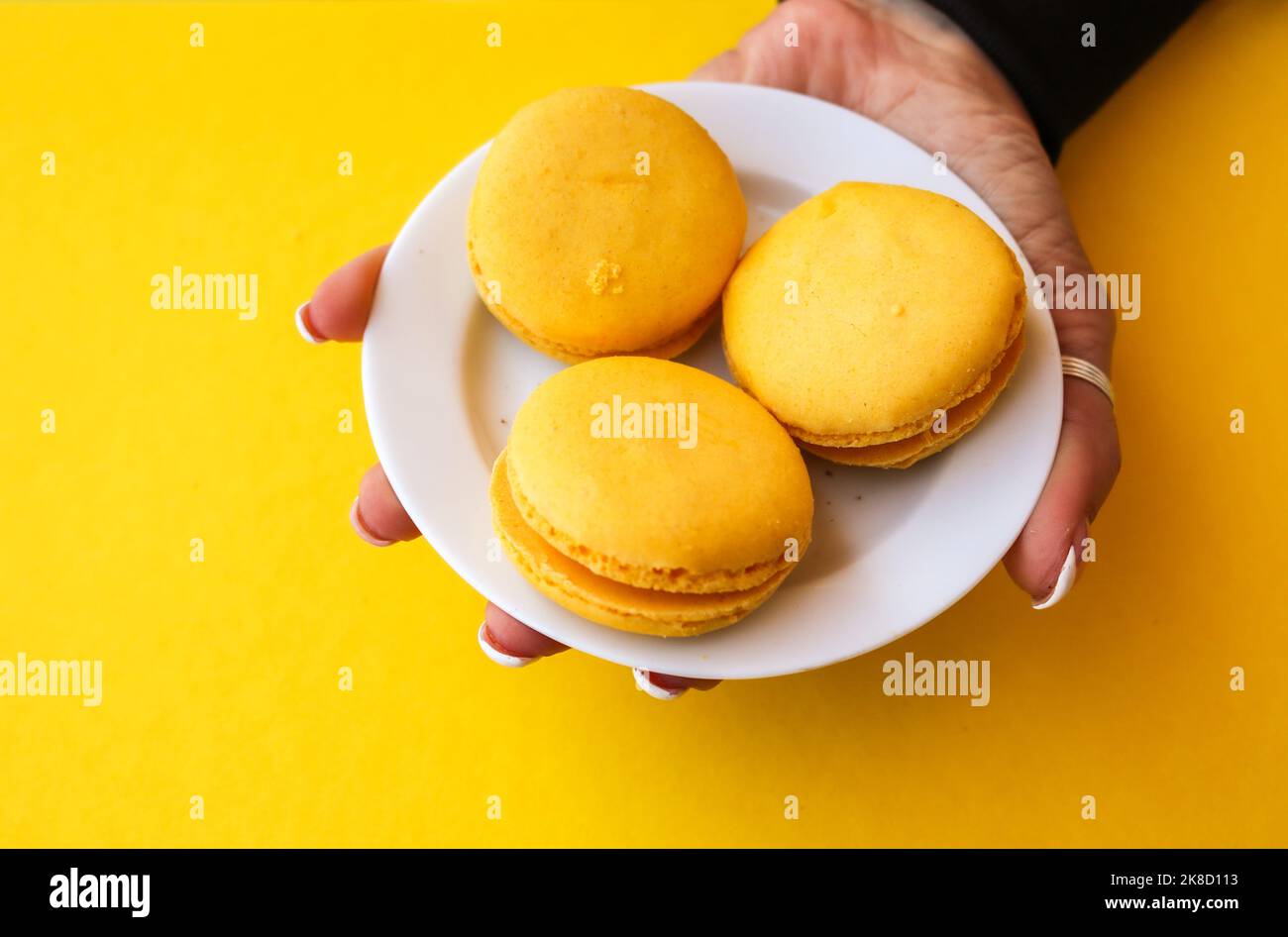 Macaroons yellow hi-res stock photography and images - Alamy