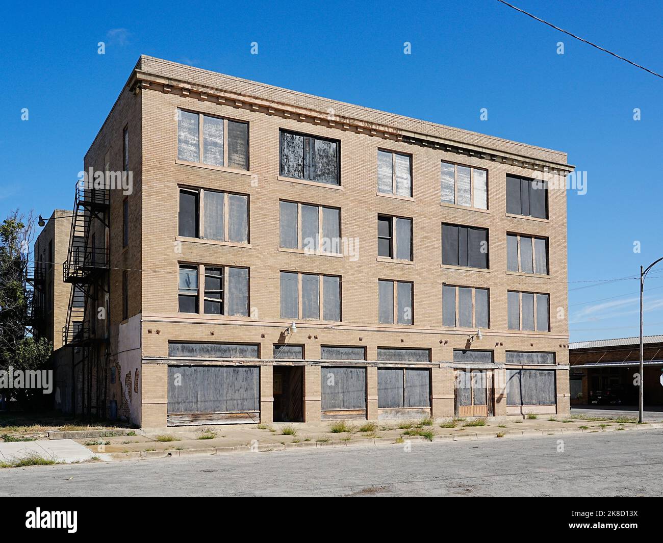 Boarded up windows and doors hi-res stock photography and images - Alamy