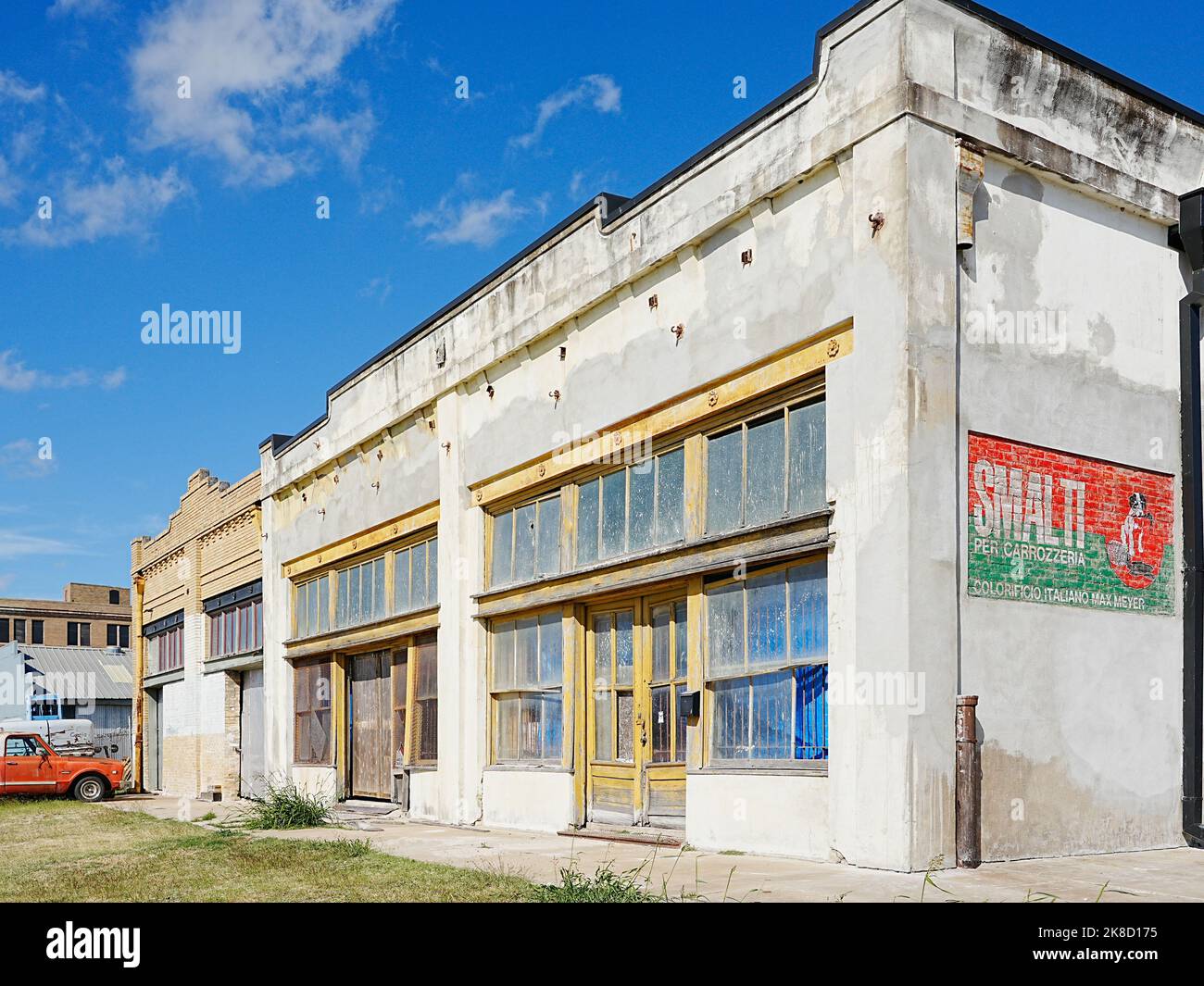 Taylor, Texas USA - Abandoned business store front Stock Photo - Alamy