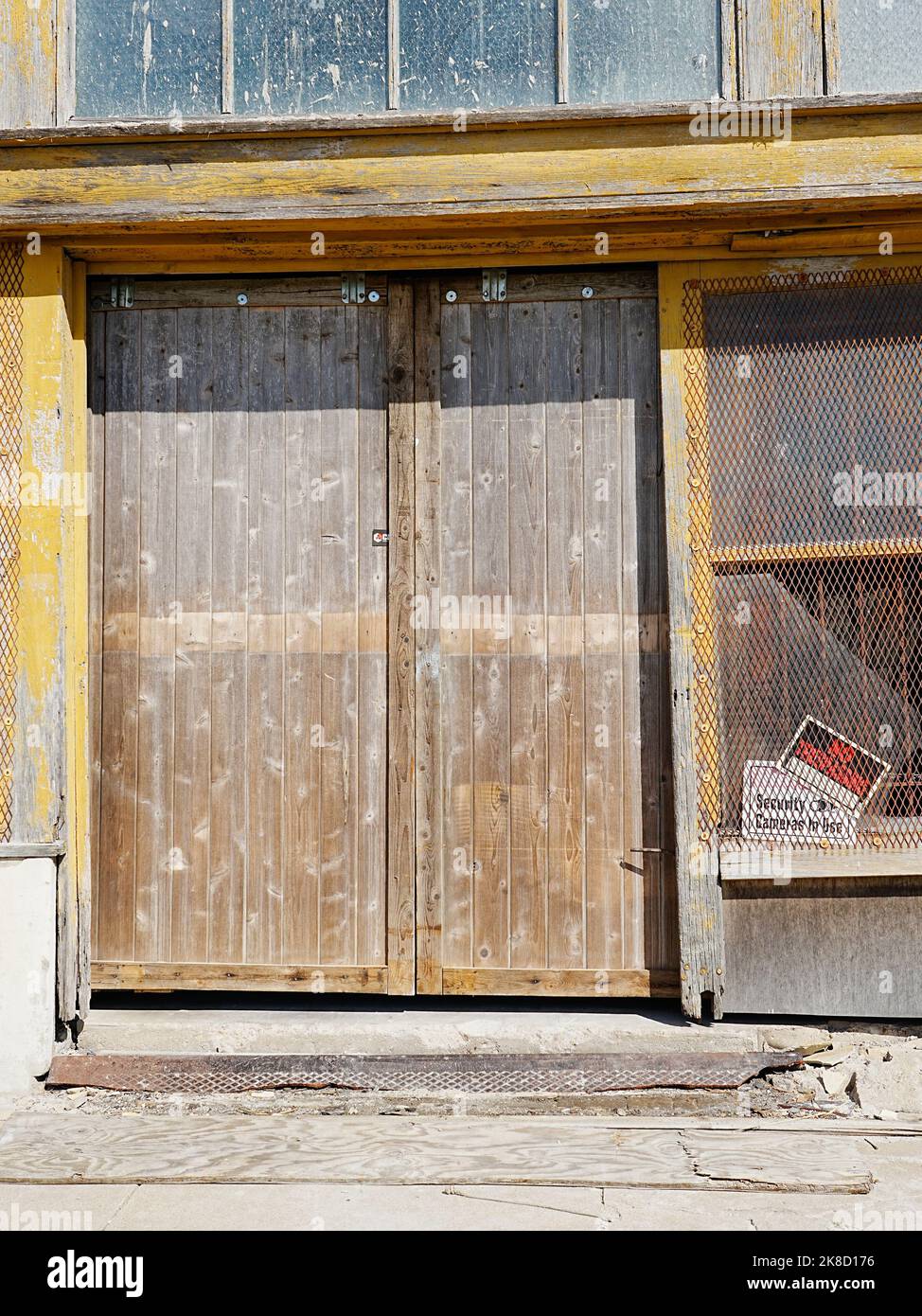 Rundown business entrance hi-res stock photography and images - Alamy