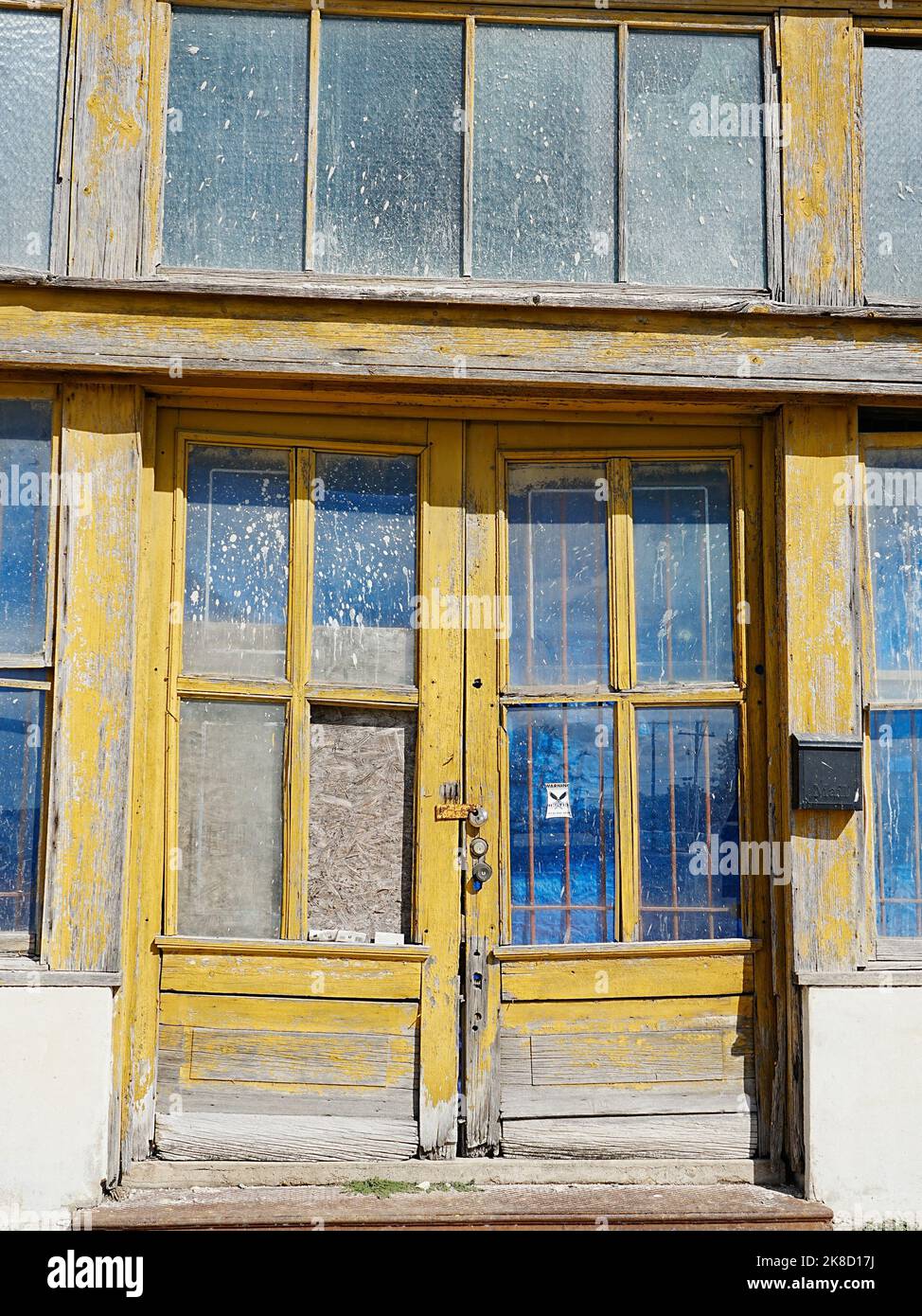Rundown derelict abandoned disrepair hi-res stock photography and ...