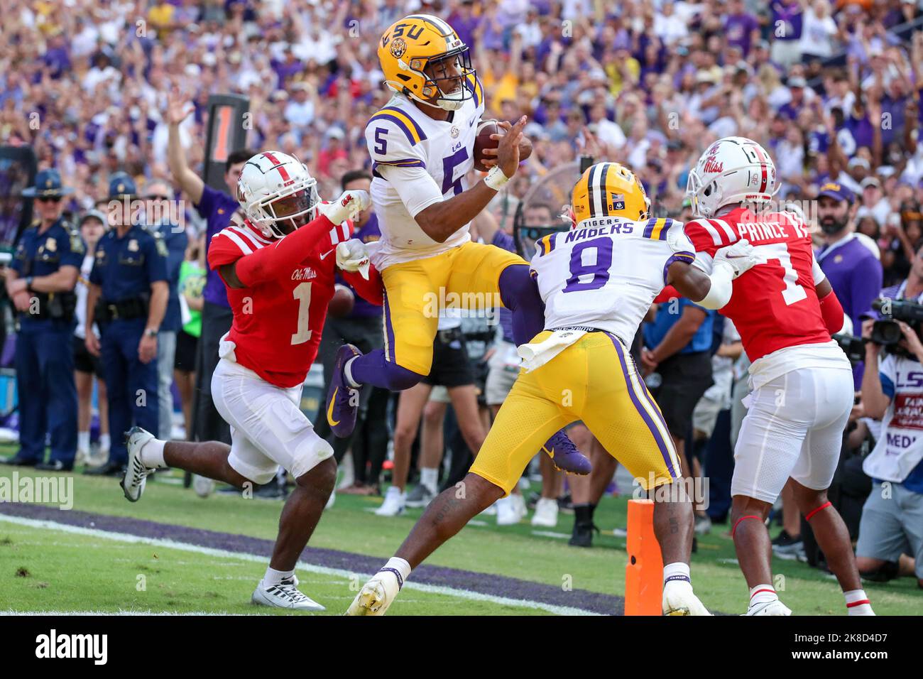 Baton Rouge, LA, USA. 22nd Oct, 2022. LSU quarterback Jayden Daniels (5 ...