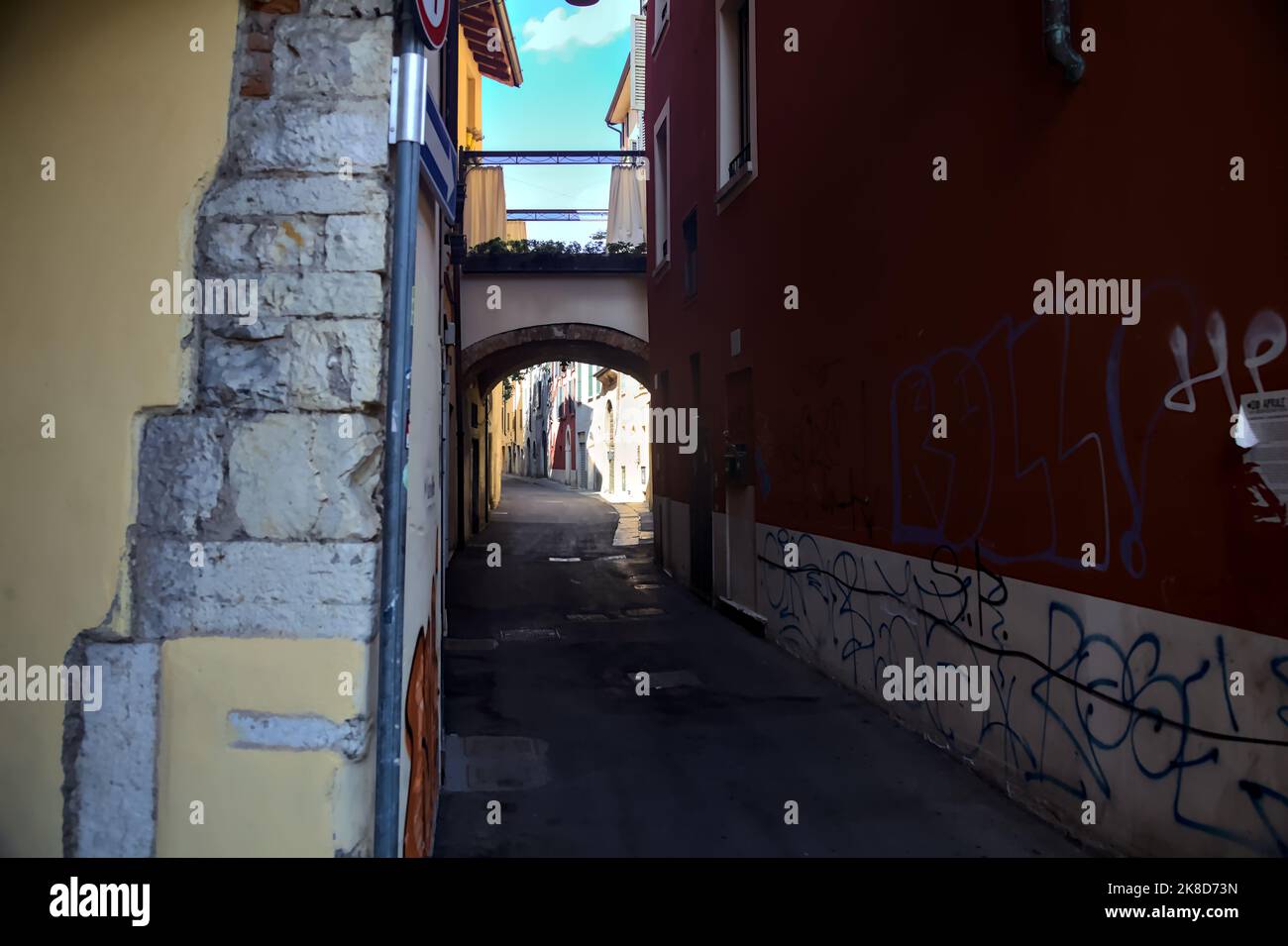 Stone arched alleyway in old hi-res stock photography and images - Alamy