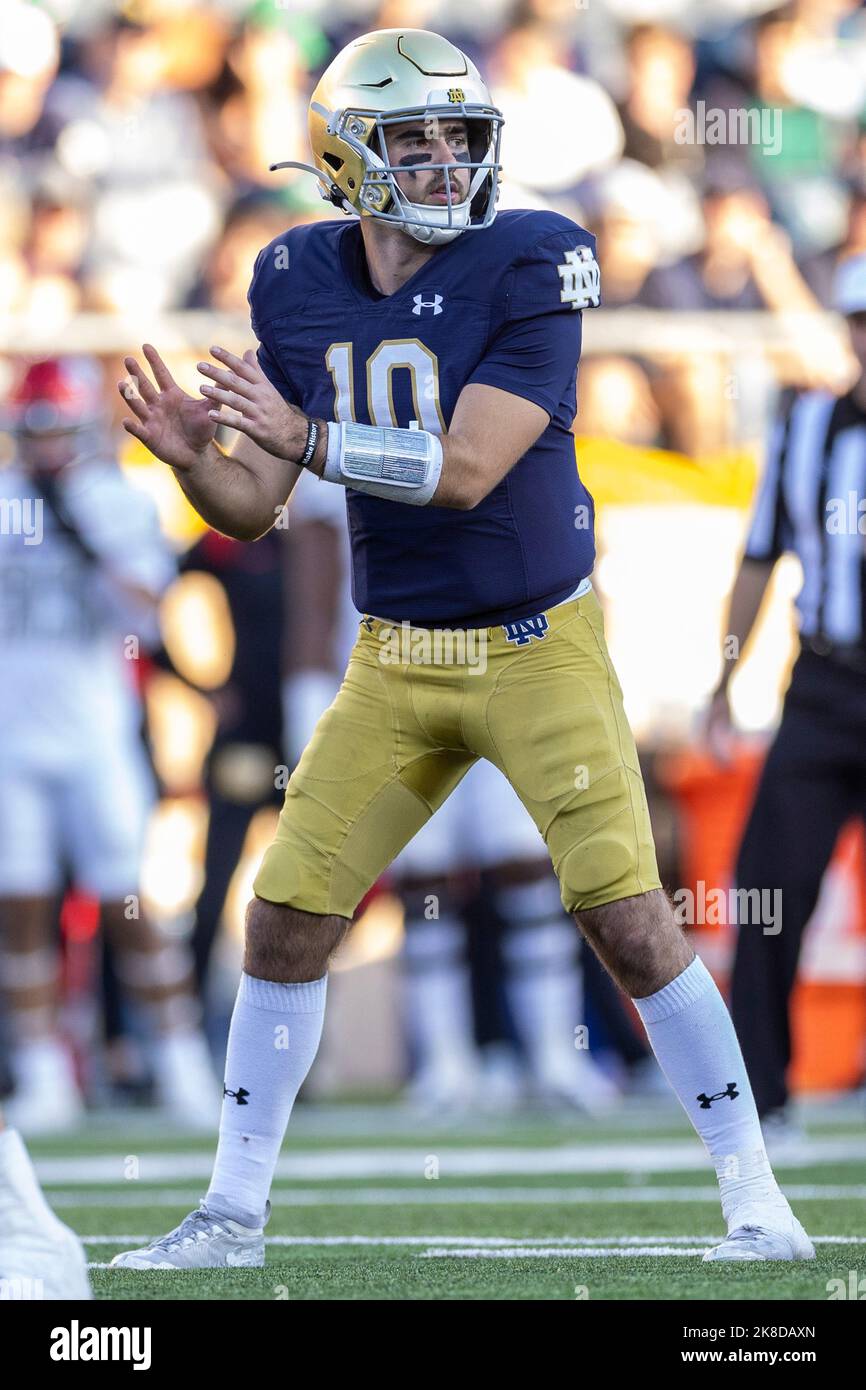 October 22, 2022: Notre Dame quarterback Drew Pyne (10) directs the ...