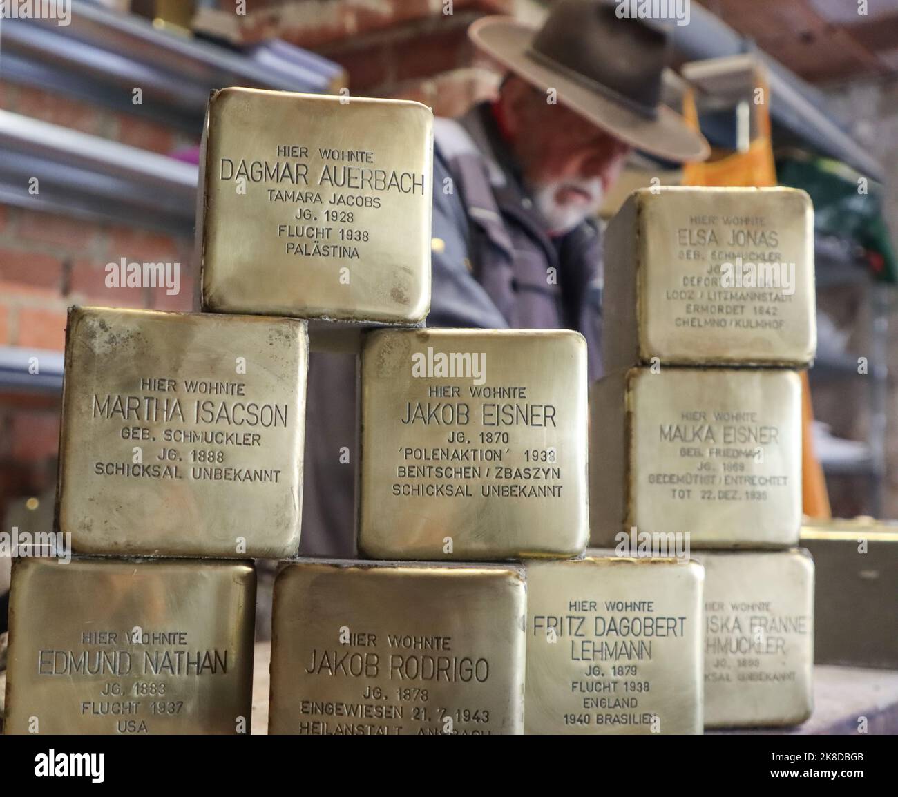 Elbenrod, Germany. 21st Oct, 2022. Artist Gunter Demnig works on ...