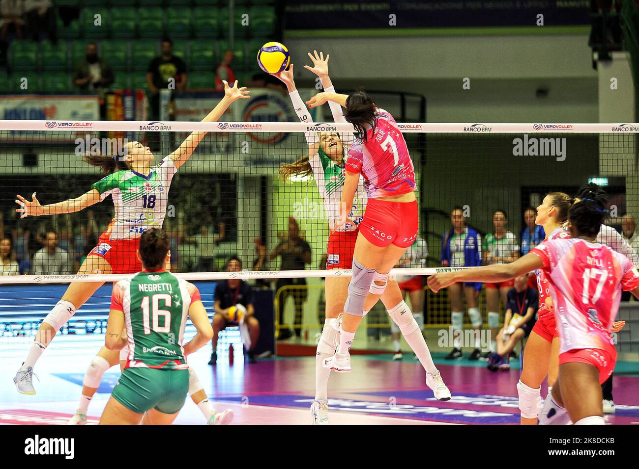 Spike of 7 RAPHAELA FOLIE (Vero Volley Milano) during Vero Volley ...
