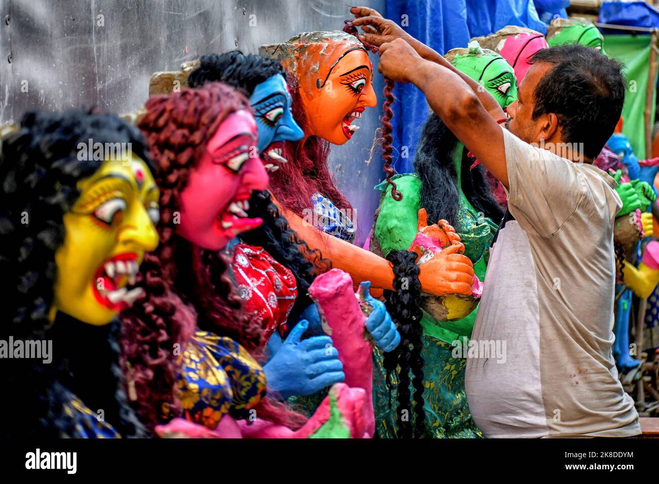Kolkata, India. 22nd Oct, 2022. An artist makes final touches to the ...