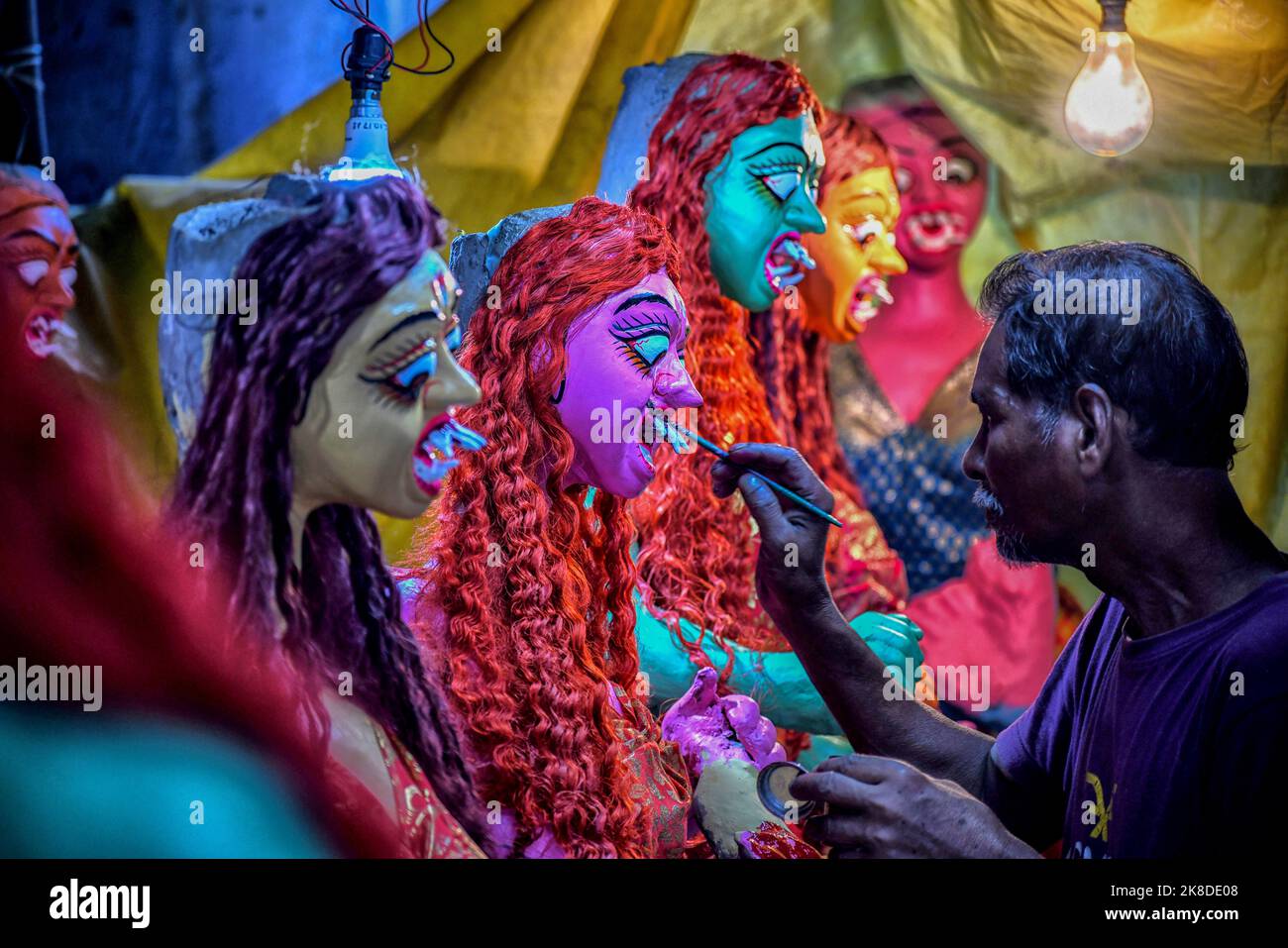 Kolkata, India. 22nd Oct, 2022. An artist makes final touches to the ...