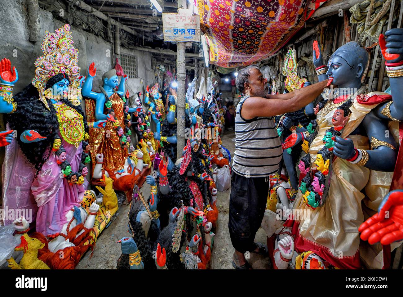Kolkata, India. 22nd Oct, 2022. An artist makes final touches to Hindu ...