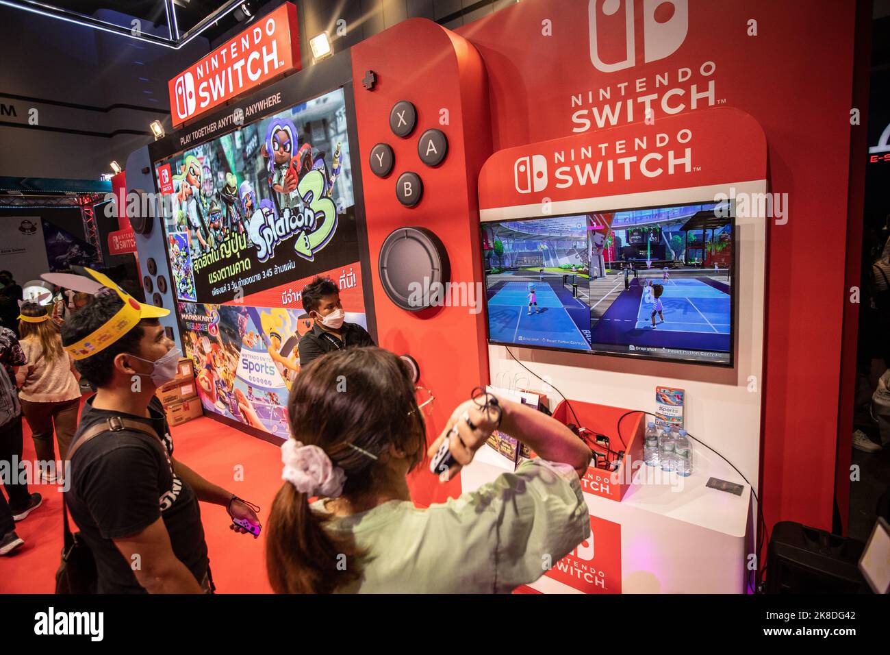 Bangkok, Thailand. 22nd Oct, 2022. Visitors play "Nintendo Switch ...