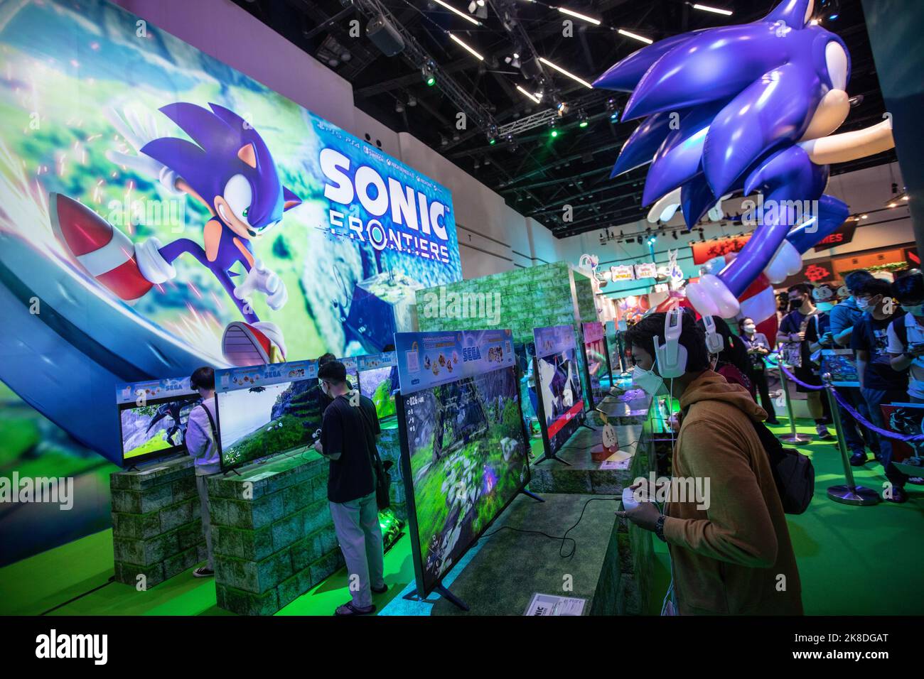 Bangkok, Thailand. 22nd Oct, 2022. Visitors play "Sonic Frontiers" on ...