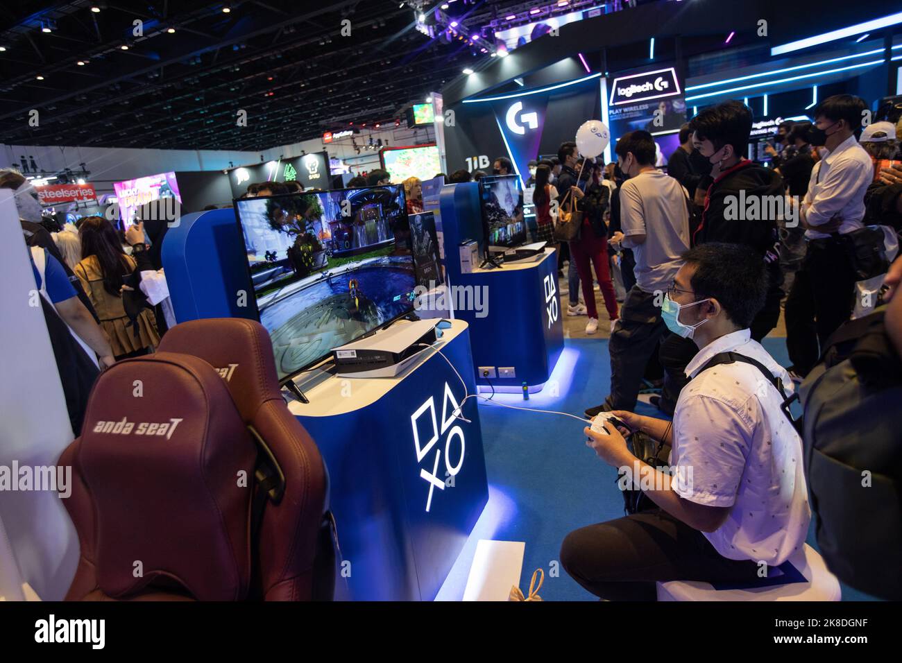 Bangkok, Thailand. 22nd Oct, 2022. A visitor plays a video game on the ...