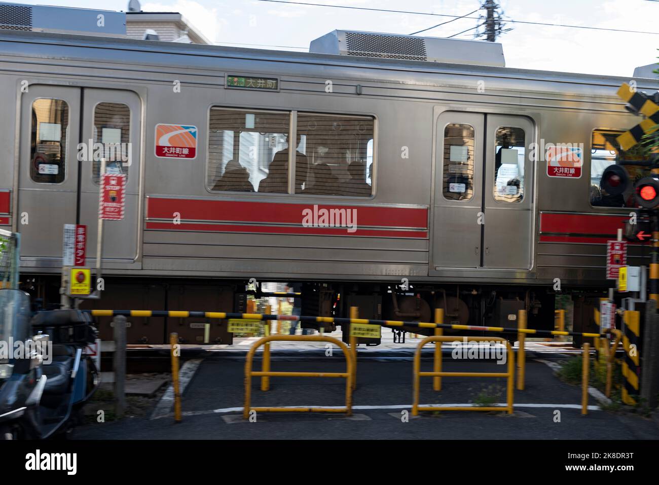 Tokyo, Japan. 21st Oct, 2022. A Tokyu ÅŒimachi Line line train near ...
