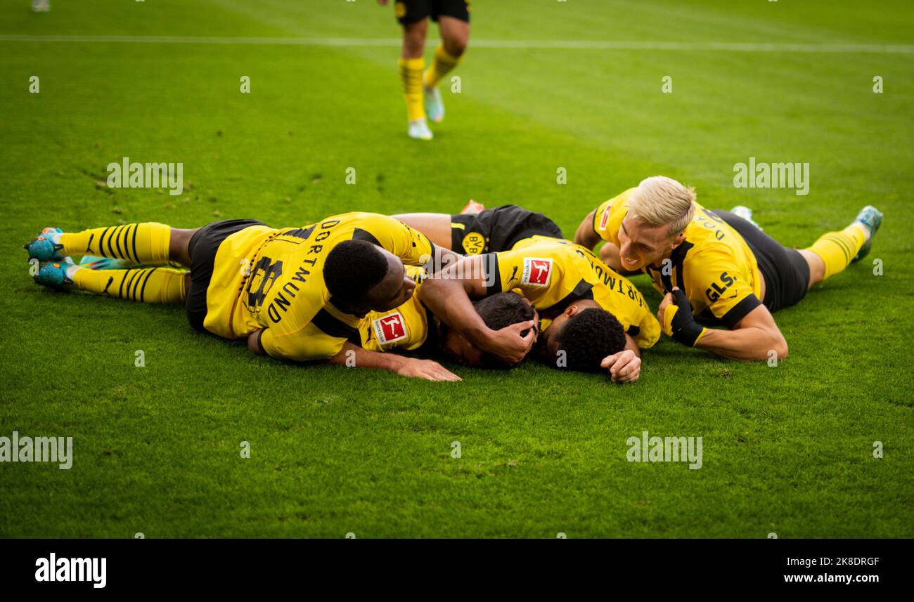 Dortmund, 22.10.2022 Torjubel: Youssoufa Moukoko (BVB), Giovanni Reyna ...