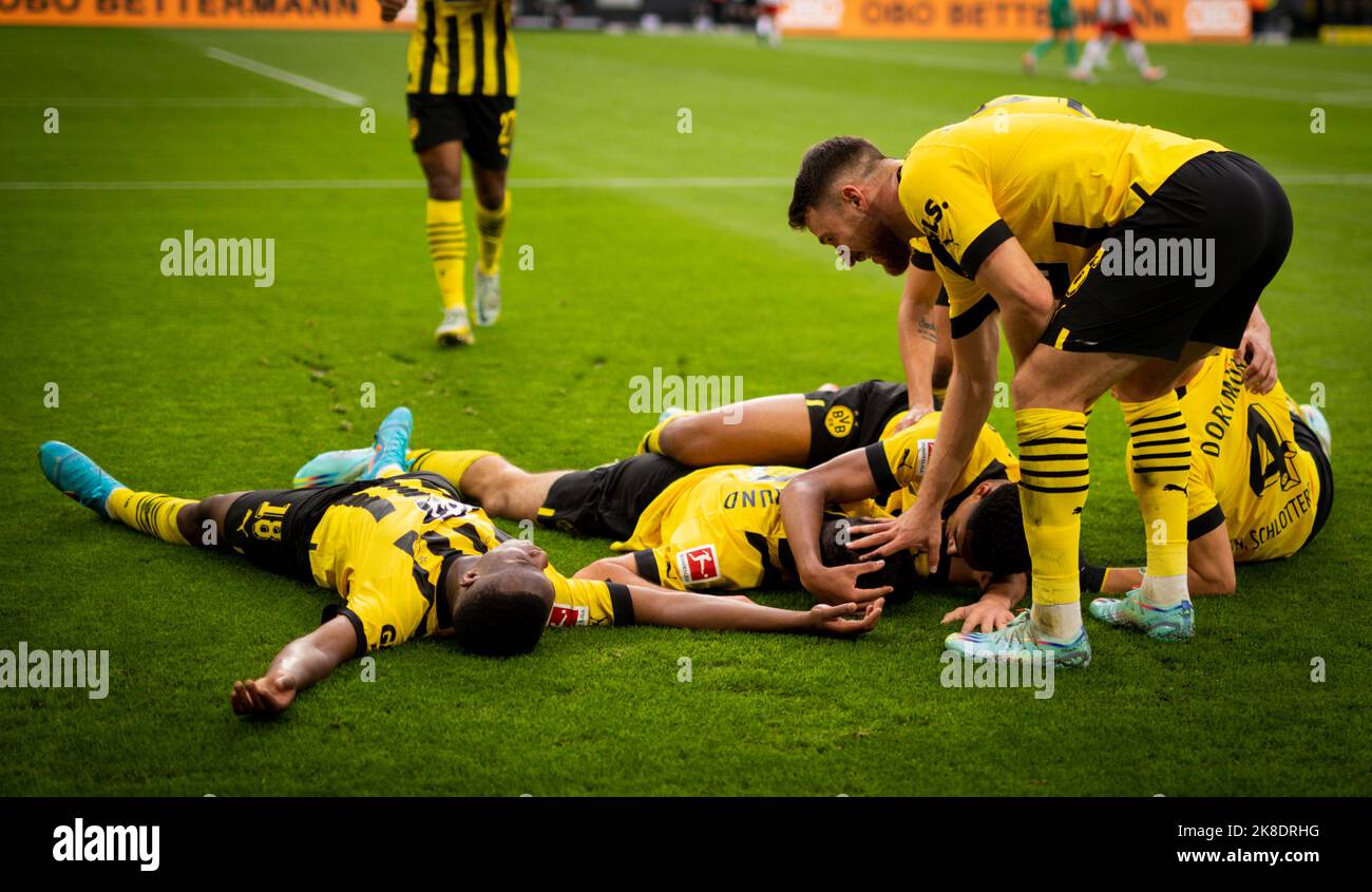 Dortmund, 22.10.2022 Torjubel: Youssoufa Moukoko (BVB), Giovanni Reyna ...