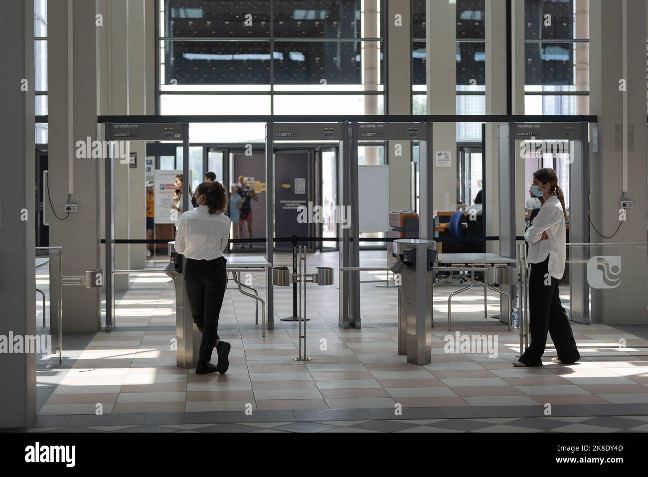 Airport security scan backpack hi-res stock photography and images - Alamy