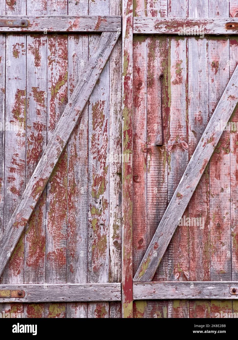 Red barn window hi-res stock photography and images - Alamy