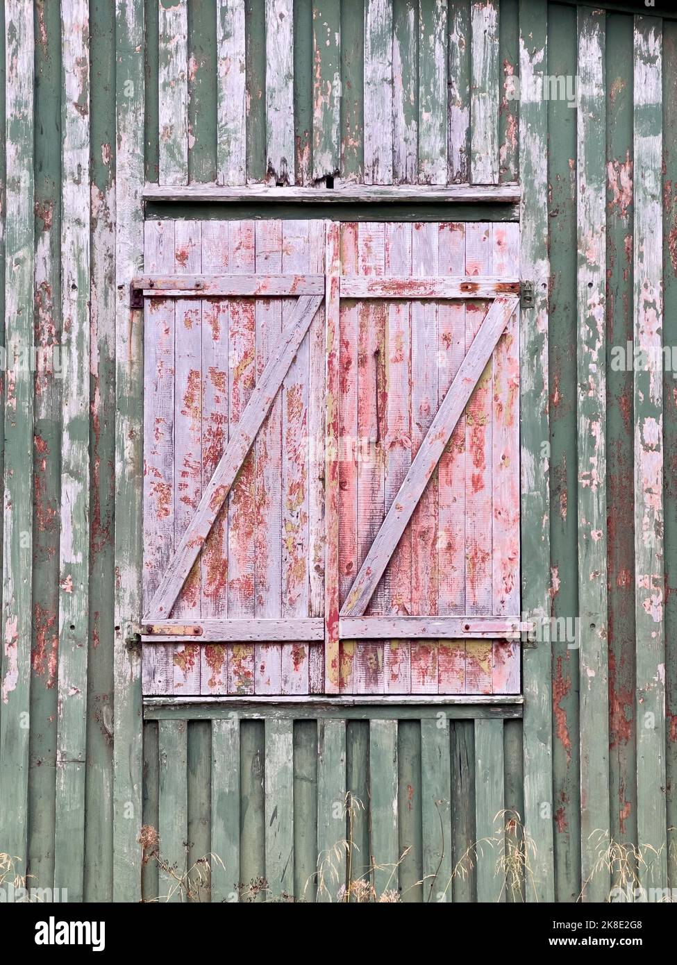 Red barn window hi-res stock photography and images - Alamy