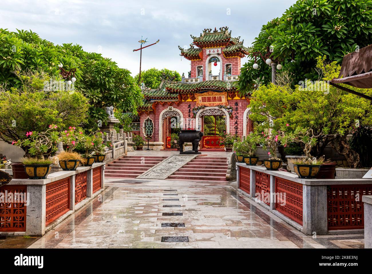 Front entrance and a long sidewalk to get to Quan Cong building Stock ...