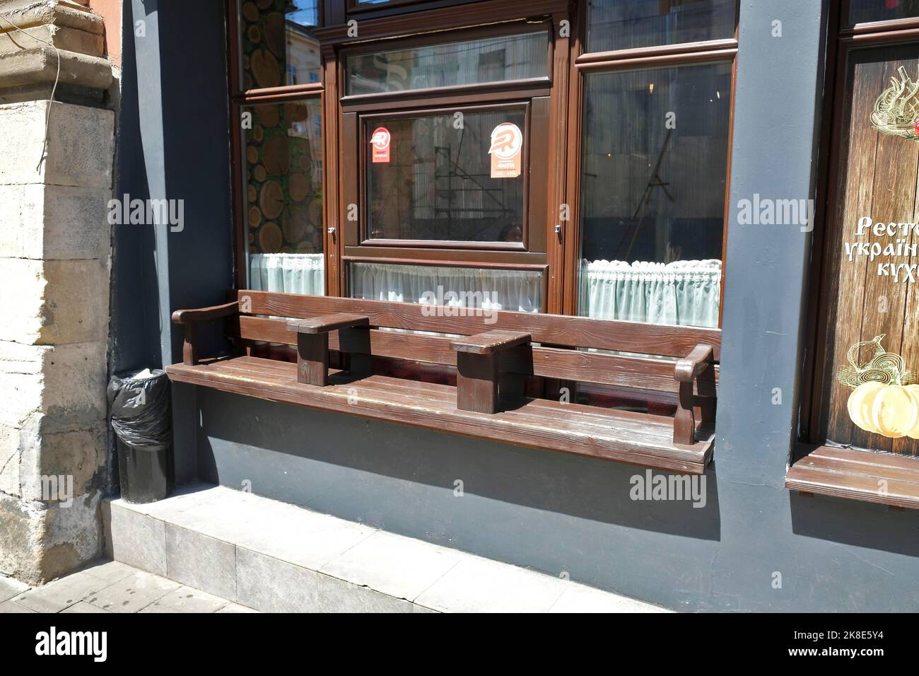 Cafe bench seating hi-res stock photography and images - Alamy