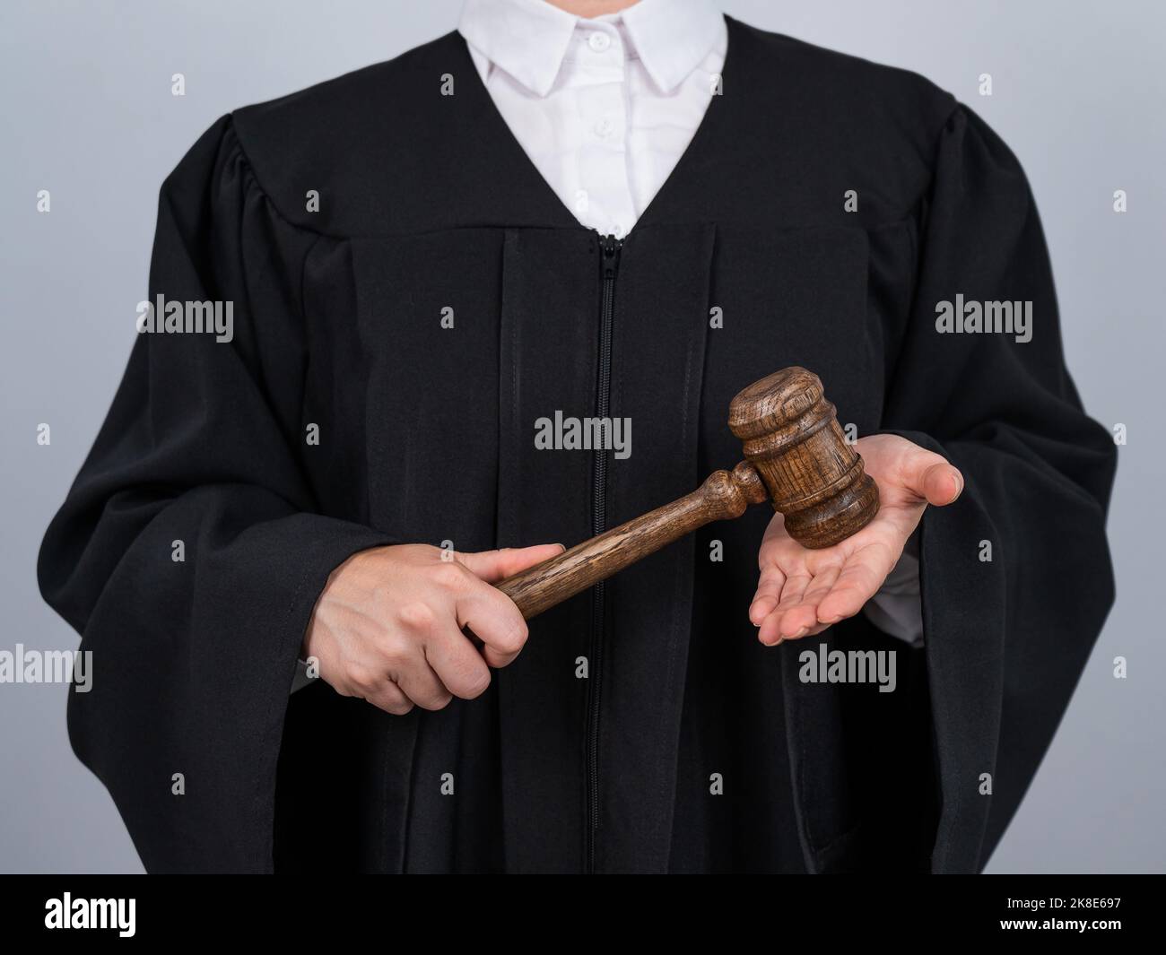 Faceless female judge in a robe holding a court gavel Stock Photo - Alamy