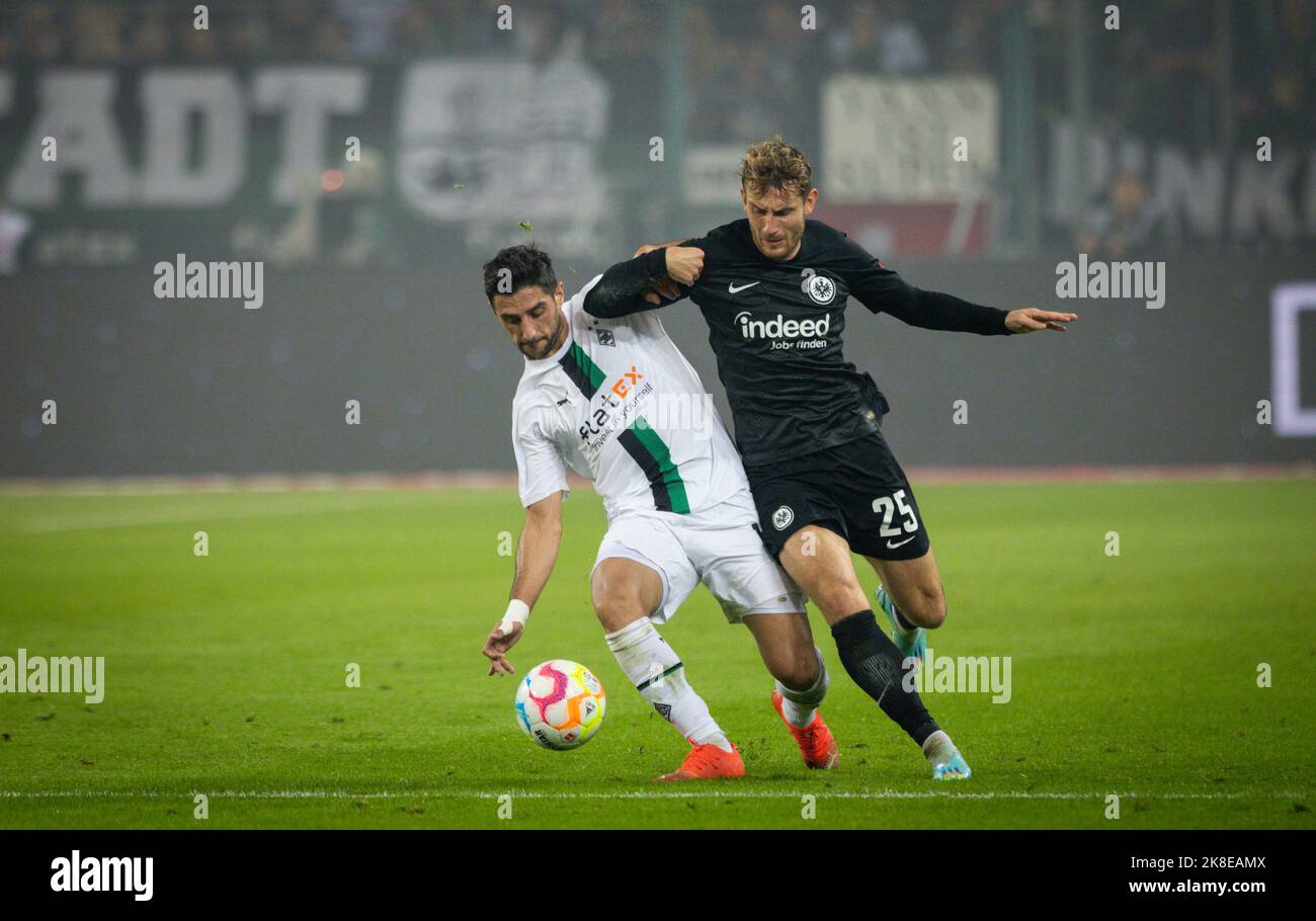 Mönchengladbach, 22.10.2022 Lars Stindl (BMG), Christopher Lenz (FRA ...