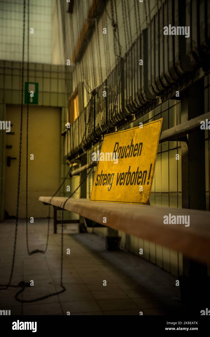 A no smoking sign in a washroom. The sign is on a bench Stock Photo - Alamy