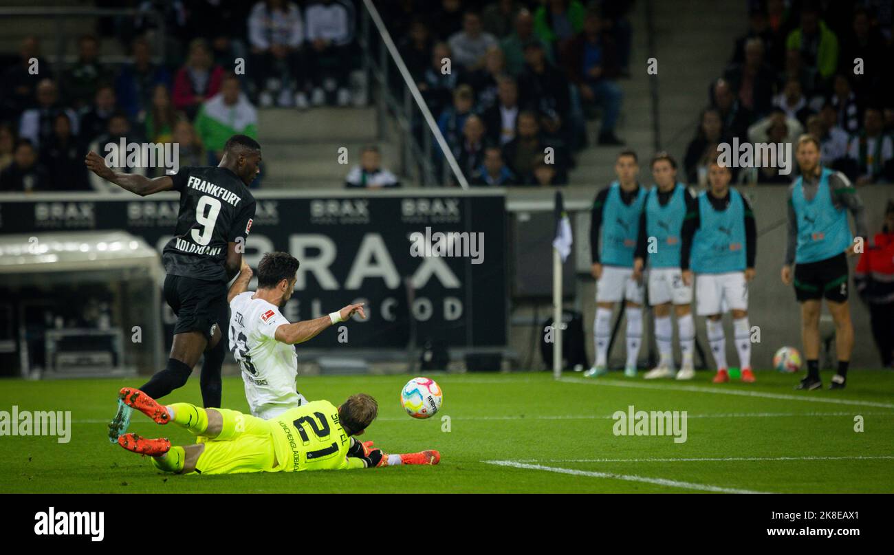 Mönchengladbach, 22.10.2022 Randal Kolo Muani (FRA), Lars Stindl (BMG ...