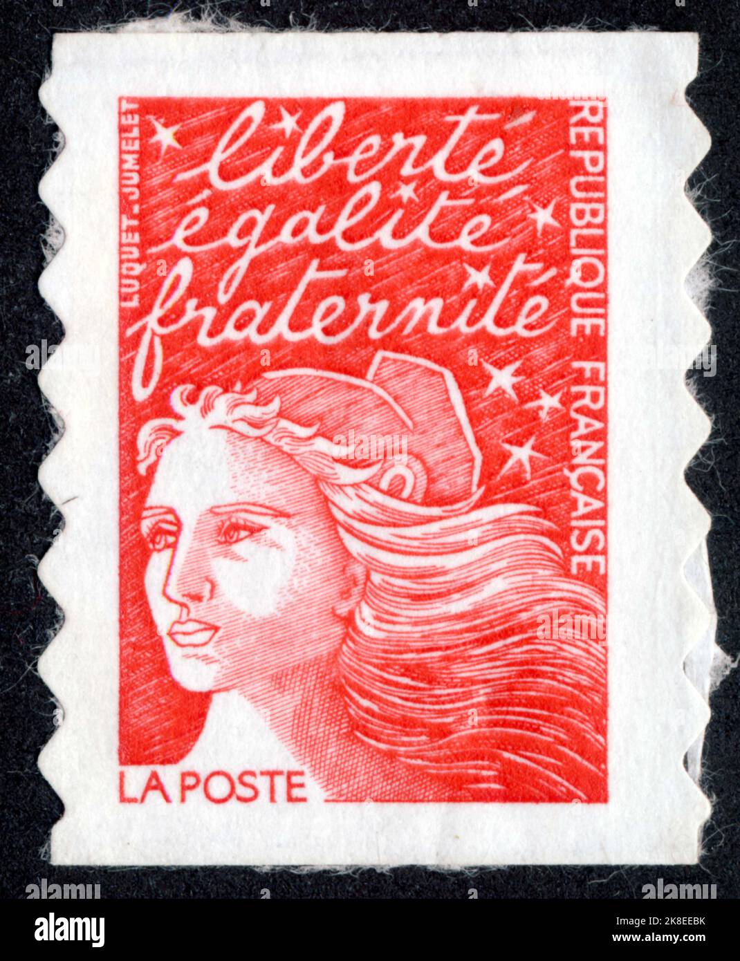 TIMBRE NON OBLITÉRÉ MARIANNE ROUGE . LIBERTÉ. ÉGALITÉ. FRATERNITÉ ...