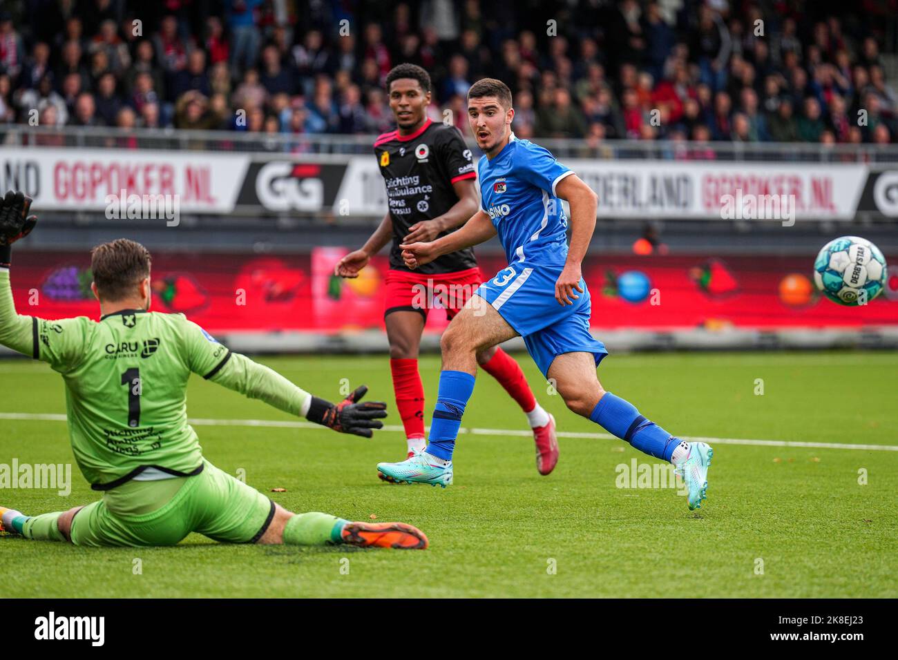 ROTTERDAM - (lr) sbv Excelsior goalkeeper Stijn van Gassel, Mayckel ...