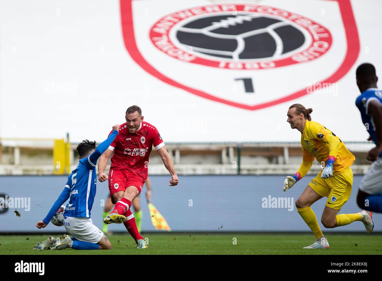 Antwerp's Vincent Janssen scores a goal during a soccer match between ...