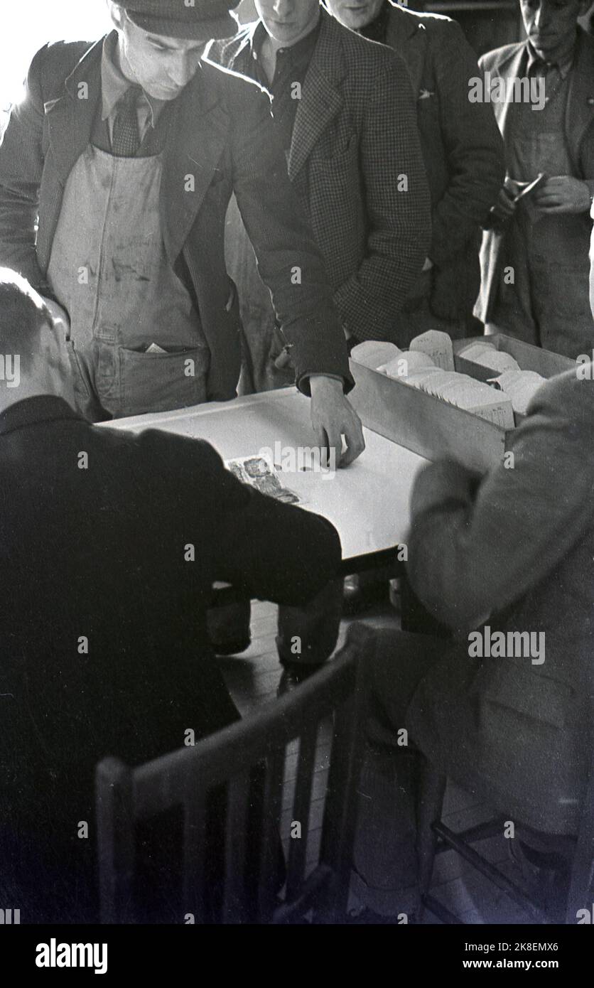 Wage packet hi-res stock photography and images - Alamy